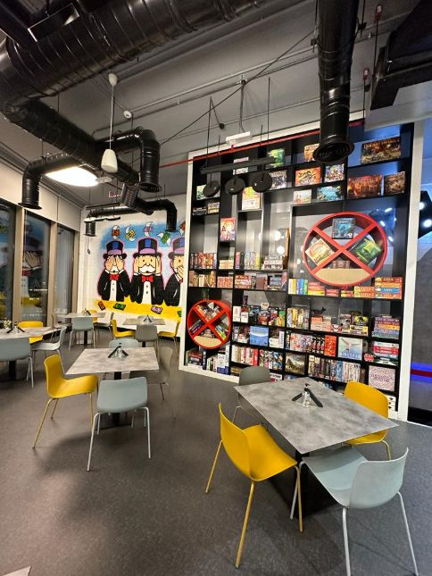 Dice Board Game Cafe, Abu Dhabi, 2022 - Saraya Interior Design ...